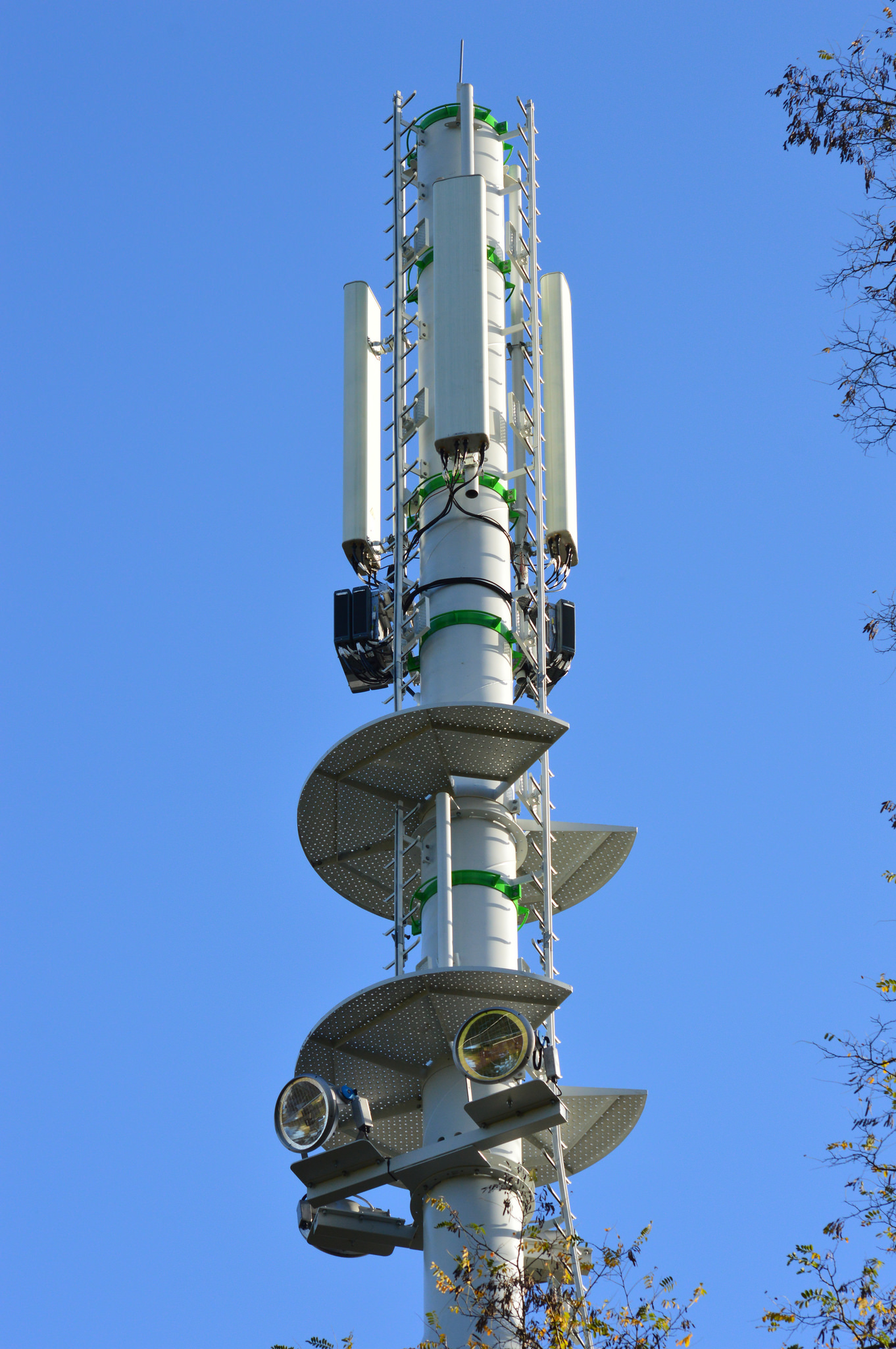 Reportage-photos : de la fabrication à l’installation d’une antenne ...