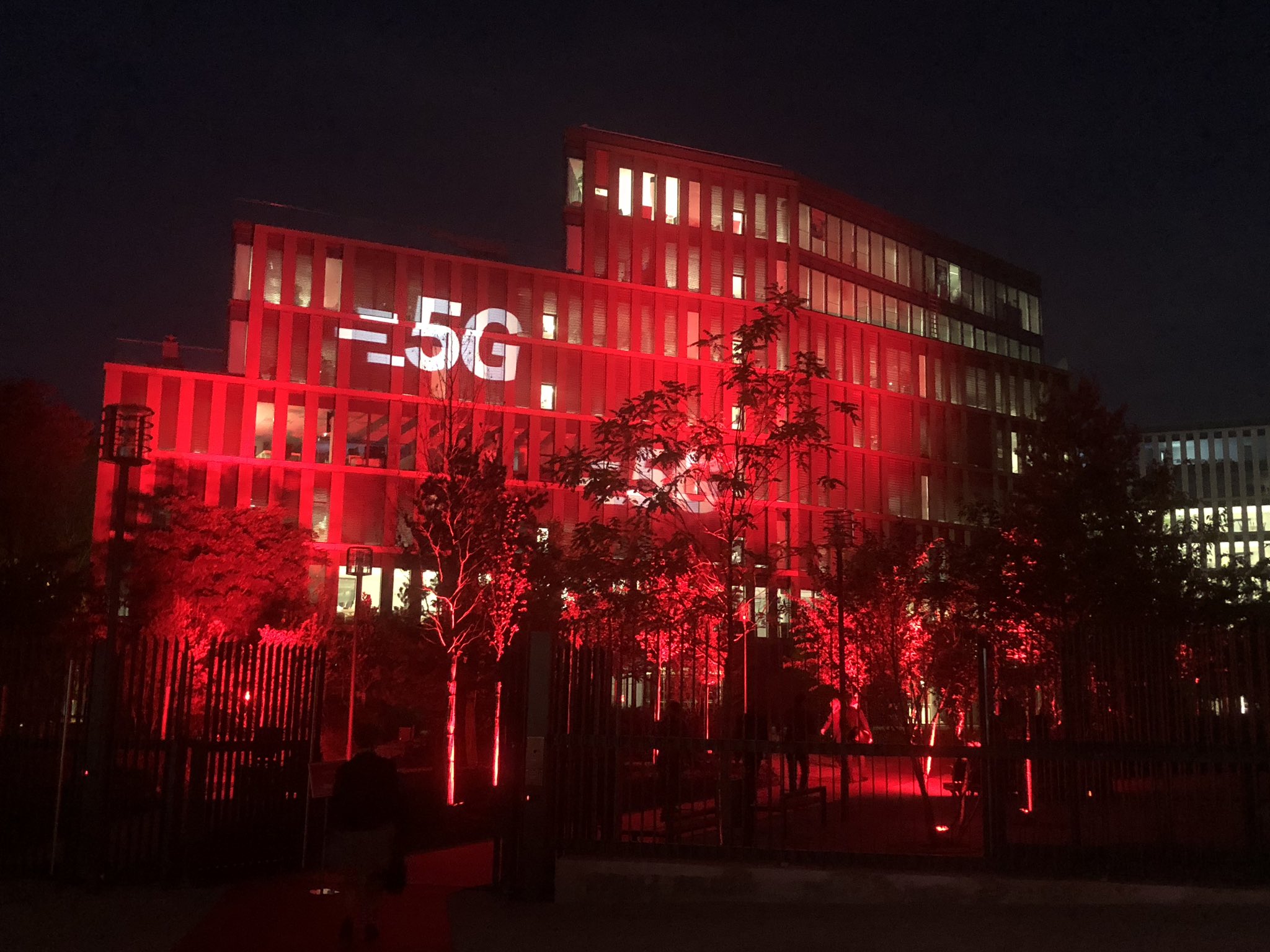 Altice inaugure son siège parisien et y allume la 5G