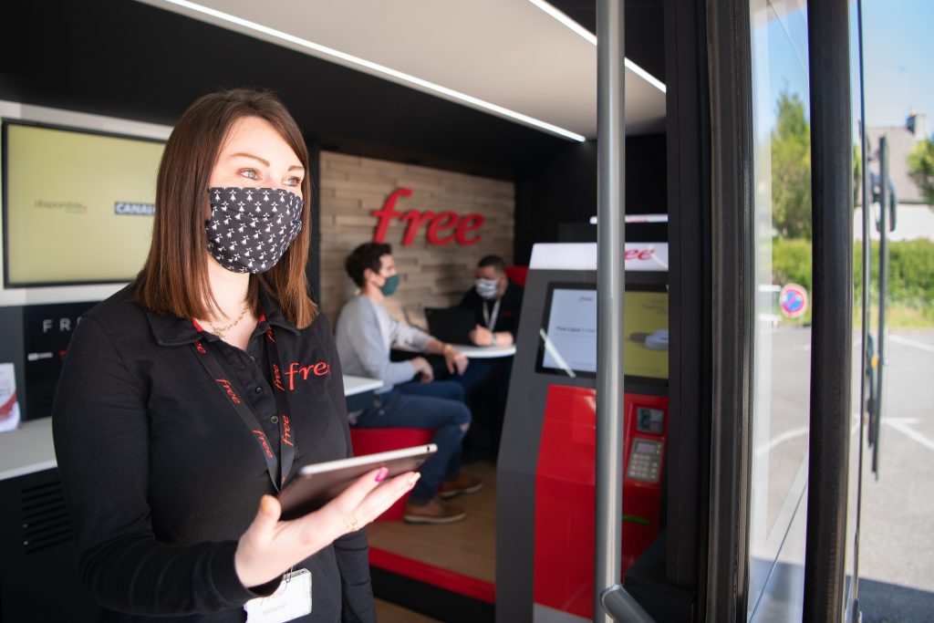 Free dévoile son premier bus-boutique, prêt à partir en tournée tout l'été