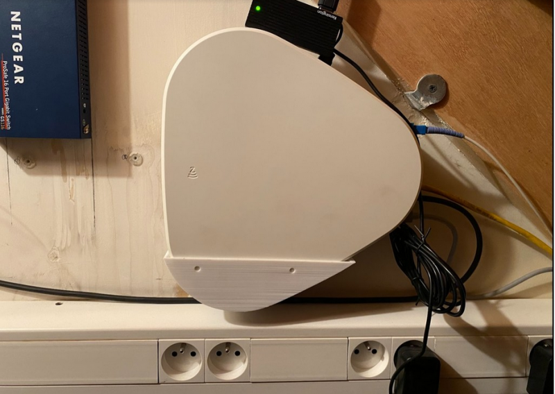 Un abonné propose gratuitement un système pour coller sa Freebox Delta ...