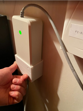 Un abonné propose gratuitement un système pour coller sa Freebox Delta ...